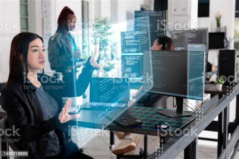 보안 시스템을 만들기 위해 홀로그램으로 작업하는 아시아 앱 개발자 3 명에 대한 스톡 사진 및 기타 이미지 3 명 Html 개발 Istock