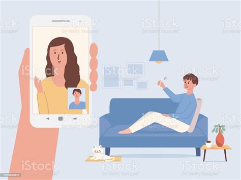 집에서 동료와 화상 통화를 위해 스마트폰을 사용하는 남성 흰색 스마트 폰을 들고 손은 모바일 화면에 그녀의 친구를 인사하는 여성이있다 새로운 정상 및 사회적 거리 소파에