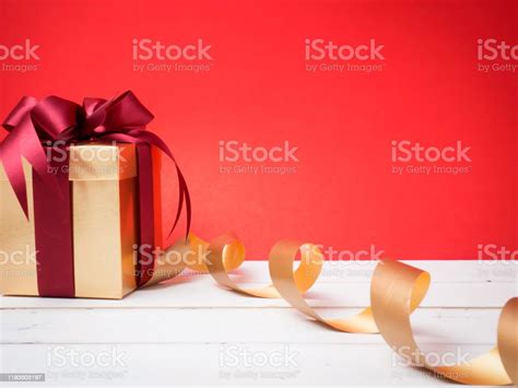 발렌타인 축제 새해 골드 선물 상자 빨간 리본 아이디어 복사 공간을 만들기위한 빨간색 배경과 눈송이 공란에 대한 스톡 사진 및 기타 이미지 Istock