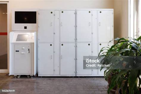 여행자를 위한 흰색 스마트 사물함 전자 강철 소포 로커 자동 사서함 사물함에 대한 스톡 사진 및 기타 이미지 사물함 상점 셀프서비스 Istock