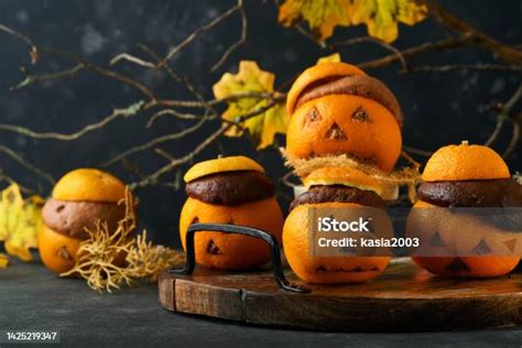 할로윈 파티 잭 오 랜턴 초콜릿 오렌지 케이크는 오래된 숲 가지 및 나뭇잎의 배경에 대하여 할로윈 음식 개념 할로윈 축하를위한 과자 거미에 대한 스톡 사진 및 기타 이미지