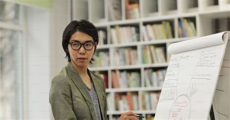 안경을 쓴 아시아 청년의 초상화가 화이트보드 근처에 서서 프레젠테이션 중 카메라를 보고 있다 사진 Unsplash의 일본학교 이미지