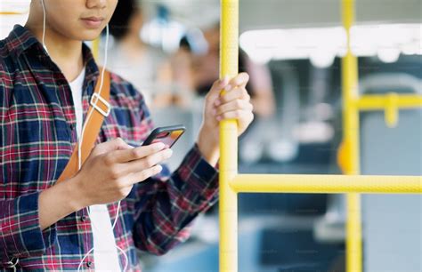 공공 버스에서 휴대 전화를 사용하는 젊은 아시아 남성 승객 사진 Unsplash의 초상 이미지
