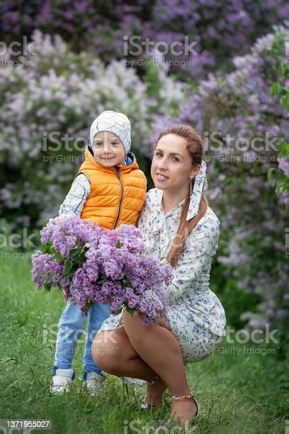 어머니는 귀여운 어린 아이 아들 엄마와 작은 아이가 여름 자연에 함께 즐거운 시간을 보내고 껴안고 포옹하는 것을 포용합니다 2 3 살에 대한 스톡 사진 및 기타 이미지