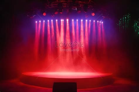 무대 조명 아래의 빨간색 스포트라이트