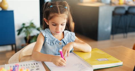 소녀 아이 숙제 책 아파트에서 개발 메모 및 교육으로 글쓰기 아이 공책 장학금으로 공부하기 진도 및 가족 집에서 학교 프로젝트 4 5세에 대한 스톡 사진 및 기타 이미지