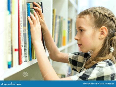 女孩在图书馆里 库存图片 图片 包括有 教育 知识 幼稚园 图书馆 孩子 信息 被登记的 钉书匠 90296947