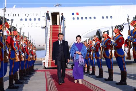 ФОТО Францын ерөнхийлөгч Эммануэл Макрон төрийн айлчлал хийхээр Монгол Улсад газардлаа