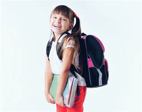 تصویر وکتور جدا شده از پسر و دختر مدرسه ای خندان با دست تکان دادن کوله پشتی 1628866