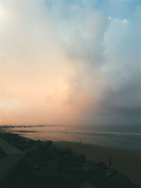 집 밖의 경치 경치가 좋은 고요한 구름 구름 경치 구름층 라이프스타일 모래 물 밀물과 썰물 바다 바다 경치 부드러운 빛 빈 새벽 수평선 숨