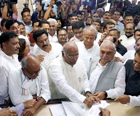 Congress President Election मल्लिकार्जुन खड़गे बनाम शशि थरूर किसका