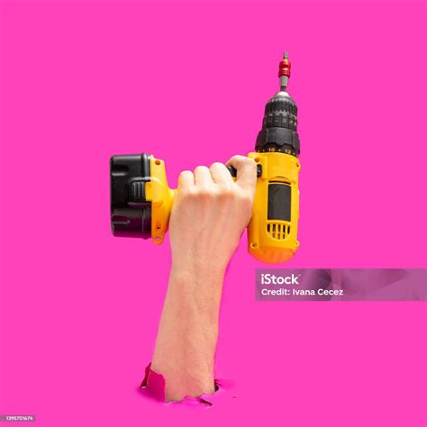 남자 손은 자홍색 바닥을 뚫는 브러시리스 무선 콤비 드릴을 잡고 있습니다 Diy에 대한 스톡 사진 및 기타 이미지 Diy 가시 강철 Istock