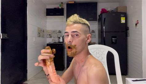 Chico Jugando Con Caca