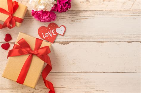 크 래 프 트 선물 상자 레드 리본 활과 카네이션 주는 개념으로 놀라게 평면 위치 최고 보기 어머니의 날에 참석 갈색에 대한 스톡 사진 및 기타 이미지 Istock