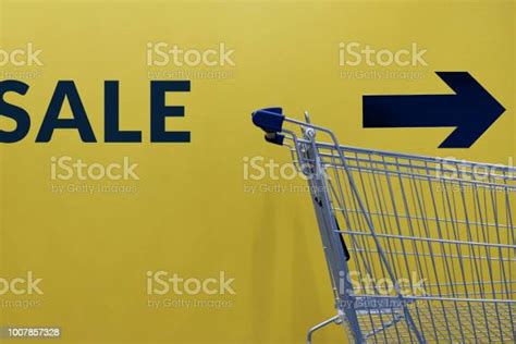 쇼핑 라이프 스타일 판매 프로 모션 개념 준비 고객 픽업 또는 구매 제품에 대 한 텍스트와 노란색 벽에 화살표 방향으로 카트를 빈 개념에 대한 스톡 사진 및 기타 이미지