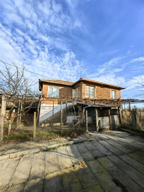 Двуетажна къща Двуетажна къща 60 кв м РЗП 6000 кв м двор Къщи Вили Шарково Шарково Дв