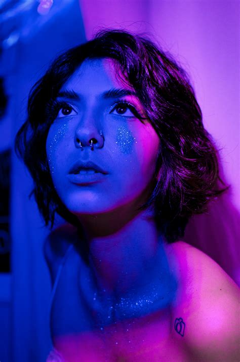 글램 룩 네온 불빛 대조되는 색 대체 스타일 독특한 스타일 모던 뷰티 몽환적인 표현 미래적인 모습 미래파 반짝이