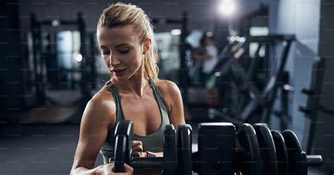 운동을 마친 후 다른 사람들과 함께 랙에 피트니스 디스크를 다시 놓는 체육관 방문자 사진 Unsplash의 선수 이미지