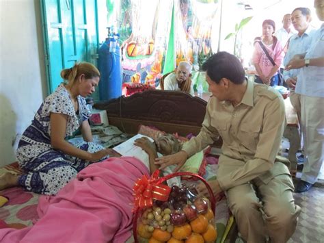 លោក នុត ពុធដារ៉ា ដឹកនាំមន្ត្រីរាជការសាលាខណ្ឌ ចុះសួរសុខទុក្ខ លោក ស៊ុំ វង់