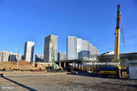 교량 프로젝트에서 트럭 크레인의 작업 작동 원형 교통 교량 건설 및 고속도로 경사로 교통 고속도로 도로 교차로 교차로 및 고속도로도로 공사 개발에 대한 스톡 사진 및 기타