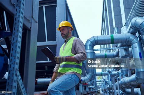 냉각 시스템과 인프라가 있는 최신 데이터 센터의 장비를 평가하는 기술자 35 39세에 대한 스톡 사진 및 기타 이미지 35 39세 It 지원 공연 Istock