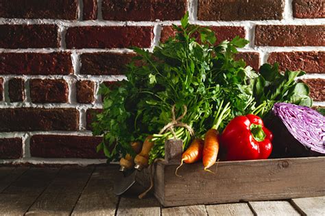 식품 야채 화려한 배경입니다 나무 테이블에 나무 상자에 맛 있는 신선한 야채 주방 배경입니다 0명에 대한 스톡 사진 및 기타 이미지 Istock