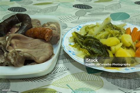 삶은 감자와 채소와 함께 쇠고기와 돼지고기로 만든 수제 포르투갈 스튜 코지도 포르투갈어 감자 요리에 대한 스톡 사진 및 기타 이미지 Istock