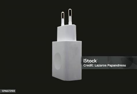 검은 색 배경에 전기 Usb 충전기의 클로즈업 네트워크 연결 플러그에 대한 스톡 사진 및 기타 이미지 네트워크 연결 플러그 전기 플러그 전기 연료 및 전력 생산