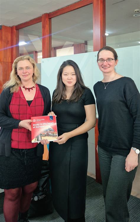 World Чехийн алтан ПРАГ хотод их сургуулийн бэлтгэл хөтөлбөрт 1 жил 7000Е чех хэлээр суралцаад