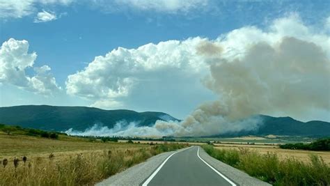 Стотици доброволци гасят пожара в трите села в Трънско