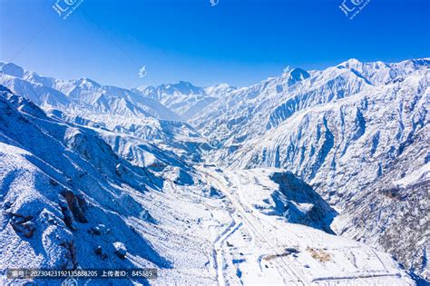 航拍冬季祁连山冰沟峡谷雪景高山丘壑自然风景摄影汇图网