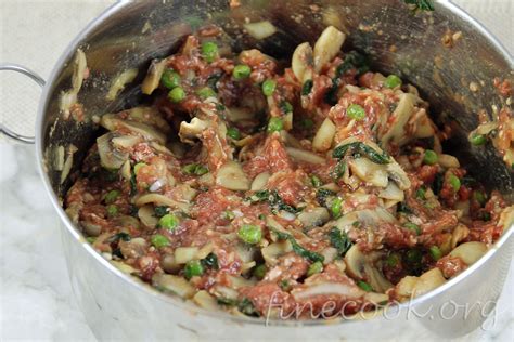 Чебуреки с начинкой из фарша со шпинатом и зелёныи горошком