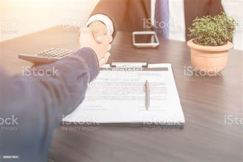 성공 협상 비즈니스 개념 사무실에서 마무리 서명 계약 후 악수 하는 실업가 개념에 대한 스톡 사진 및 기타 이미지 개념 계약서 금융 Istock