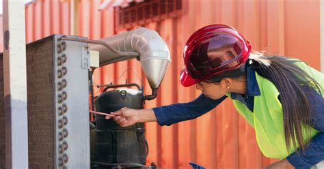 공장에서 일하는 히스패닉 여성 산업 노동자의 초상화 사진 Unsplash의 작업 이미지