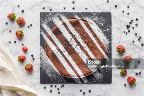 입힌 맛 있는 홈메이드 갈색 케이크의 볼 탑 및 대리석 표면에 신선한 딸기 0명에 대한 스톡 사진 및 기타 이미지 0명 갈색 미식가 Istock