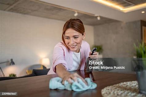 집에서 소독제 스프레이와 천으로 테이블을 청소하는 젊은 여성 20 29세에 대한 스톡 사진 및 기타 이미지 20 29세 가구 가사 집안일 Istock