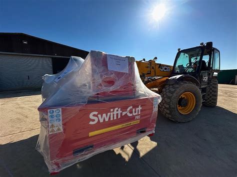 Lo Youtuber Tom Lamb Dà Il Benvenuto Al Suo Tavolo Swift Cut Pro Macchine Per Il Taglio Al