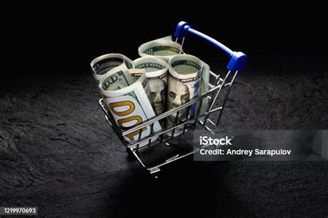 검은 색 콘크리트 어두운 배경에 백 달러 지폐와 파란색 손잡이쇼핑 카트 복사 공간 0명에 대한 스톡 사진 및 기타 이미지 0명 가격 경제 Istock