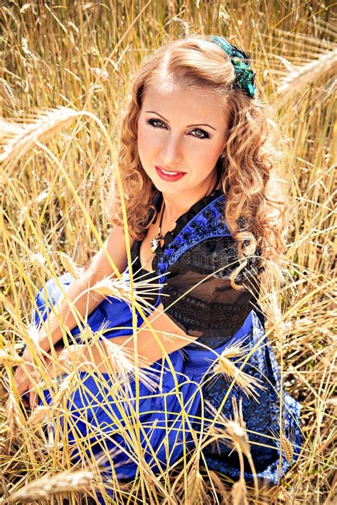 Wiejska Dziewczyna Zdj Cie Stock Obraz Z O Onej Z Ziemia