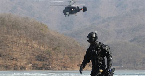 얼음위 조난 조종사 구조훈련 펼치는 공군 탐색구조비행단
