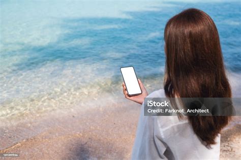 해변에 앉아있는 동안 빈 데스크톱 화면으로 휴대 전화를 들고있는 여성 후면에 대한 스톡 사진 및 기타 이미지 후면 여름 여자 Istock