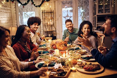 추수 감사절 점심 시간에 식탁에서 이야기하는 젊은 행복한 친구들 추수감사절에 대한 스톡 사진 및 기타 이미지 추수감사절 저녁 식사 파티 우정 Istock