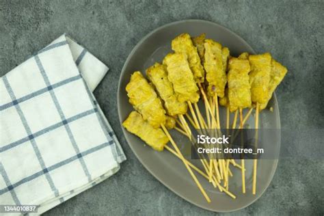 구운 돼지 고기 사테이 태국 어 무 사테이라고 아시아 음식 스타일 강황에 대한 스톡 사진 및 기타 이미지 강황 거리 고기 Istock