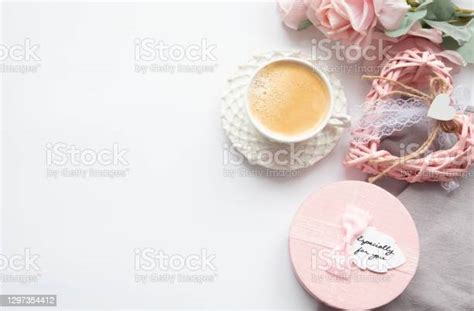 발렌타인 데이 레드 하트와 상자 카피 공간이있는 휴일 발렌타인 카드 2월에 대한 스톡 사진 및 기타 이미지 2월 다양 디자인 Istock