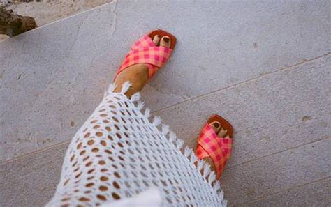 Специалисты сходятся во мнении это самые модные цвета для педикюра этим летом