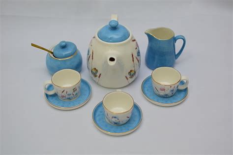 우아하고 전통적인 도자기 파란색과 흰색의 우아한 꽃 도자기 중국 세라믹 차 커피 컵과 찻주전자 및 접시 세트의 모형 디자인 세트와 흰색 배경에 격리된 금숟가락 음료 용기 0