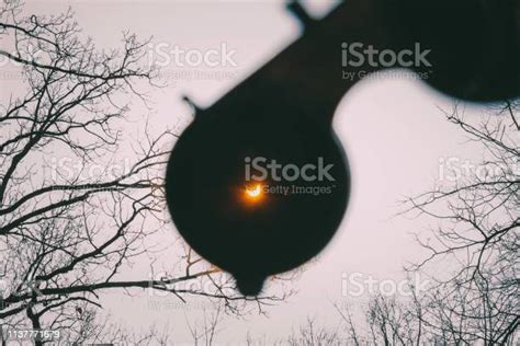 3 월 20 일 2015에 실제 태양 일식 부분 이클립스에서 태양을 덮고 달 부분의에 대한 스톡 사진 및 기타 이미지 부분의 일식 2015년 Istock