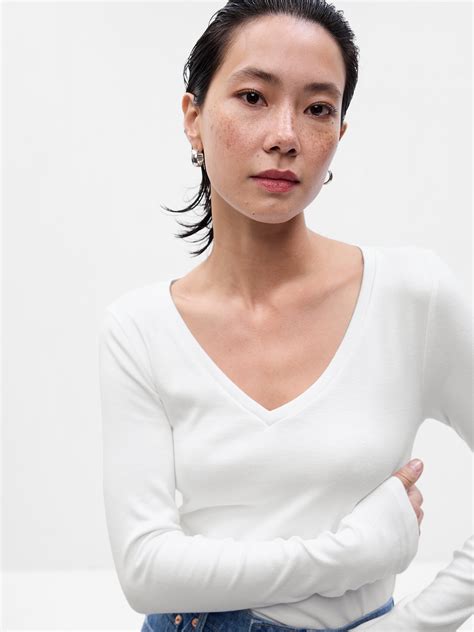 Modern V Neck T Shirt Gap