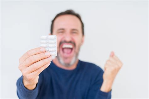 수석 남자 자랑 비명과 축 하 하는 승리와 성공을 매우 흥분된 하 고 격리 된 배경 위에 제약 알 약을 들고 환호 하는 감정 감정에 대한 스톡 사진 및 기타 이미지 Istock