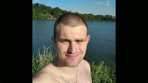 лысый мужик смотрит в камеру и поет наминало е е е Youtube